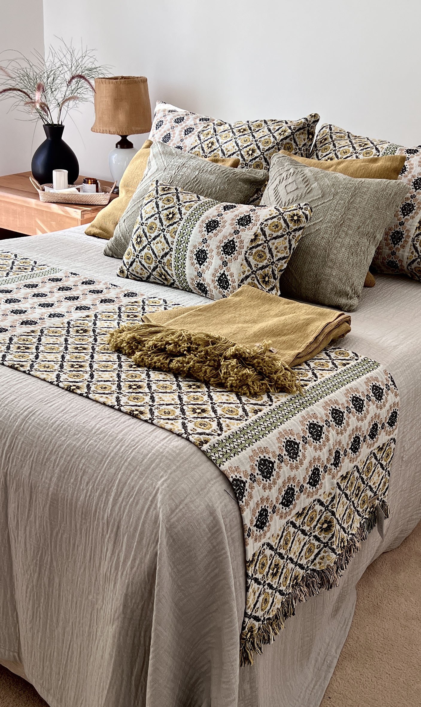 Bed | Bed Runner | Mandira | Huitrú